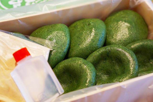 【旬スイーツ】これぞ“キングオブ草餅”!? 「向じま 志”満ん草餅」の“絶品”草餅（写真 1/14） - mimot.(ミモット)